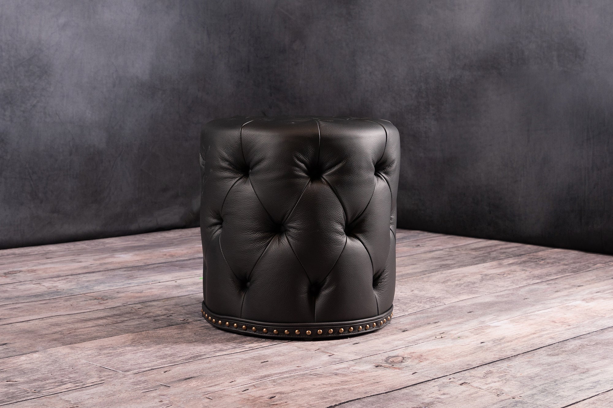 TUFTED ROUNDED STOOL